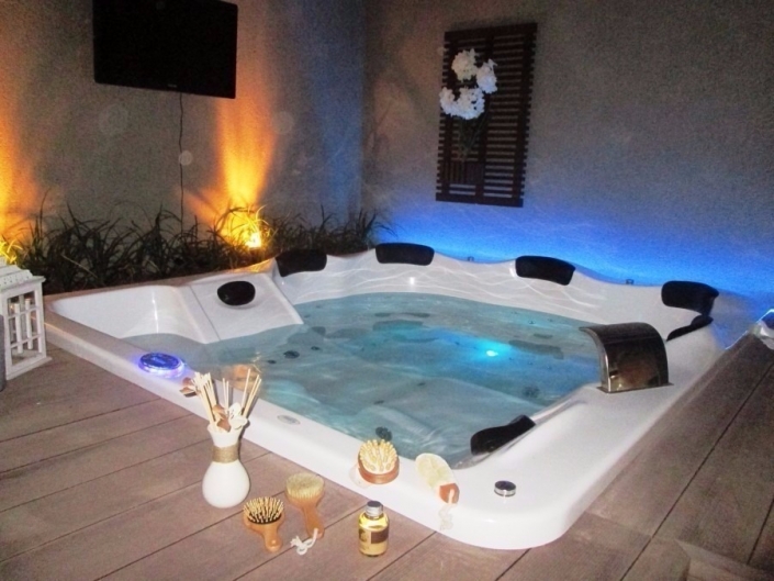 Banheira Spa Externa em Quintal Pequeno: Dicas +25 Projetos lindos!